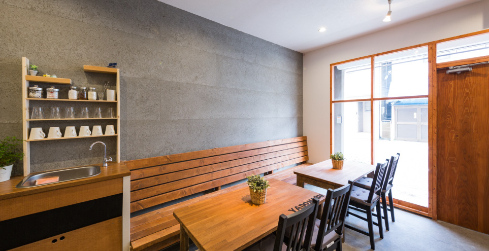 CASE STUDY - GUEST HOUSE | 施工事例 | SOLIDO リサイクル内装ボード[ソリド] typeF coffee | 屋根材・外壁材・雨といのケイミュー