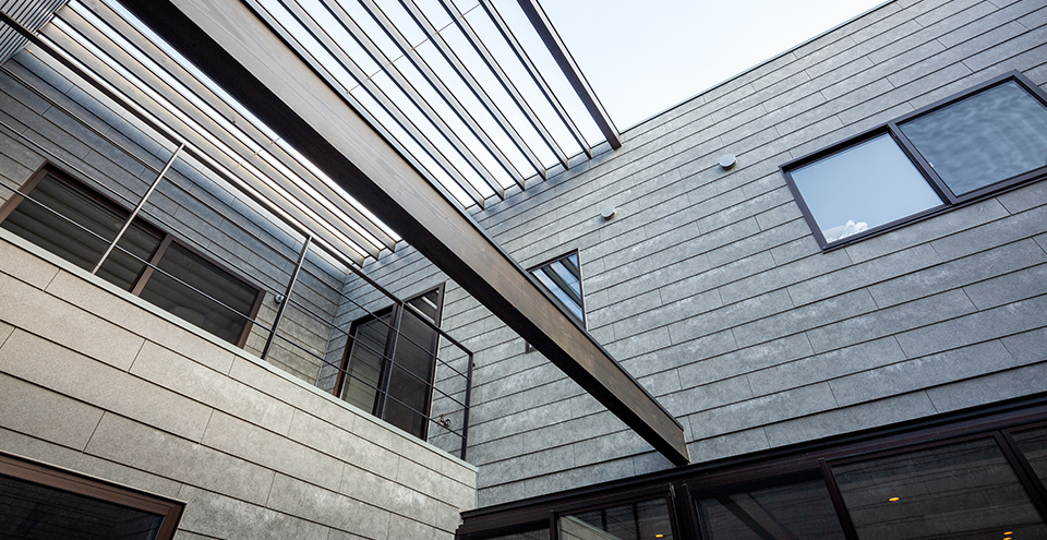 CASE STUDY - HOUSE | 施工事例 | SOLIDO リサイクル内装ボード[ソリド] typeM | 屋根材・外壁材・雨といのケイミュー